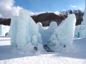 千歳・支笏湖 氷濤まつりってどんなイベント？支笏湖ブルーに輝く氷像たち